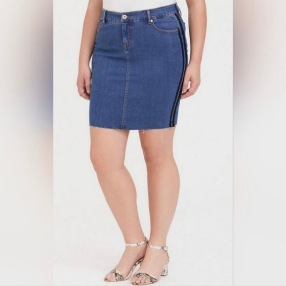 torrid | Skirts | Torrid Plus Size Denim Frayed Hem Mini Skirt | Poshmark
